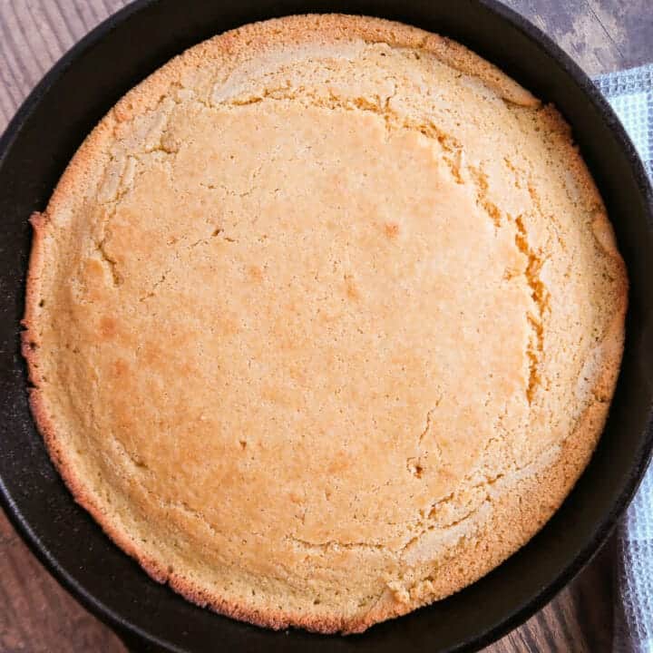 Easy Skillet Cornbread {Buttery, Moist Homemade Cornbread}